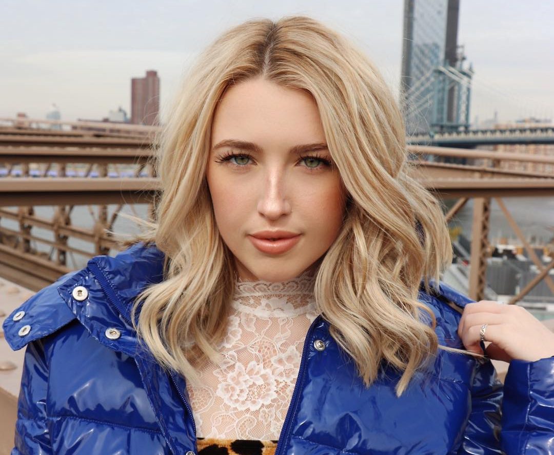 Elli Moore Arrives With Her Second Single "Somebody To Talk To"