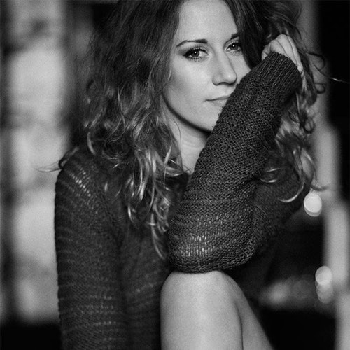 Jessica Sweetman Searches For "Love And Diamond RIngs" In New Track